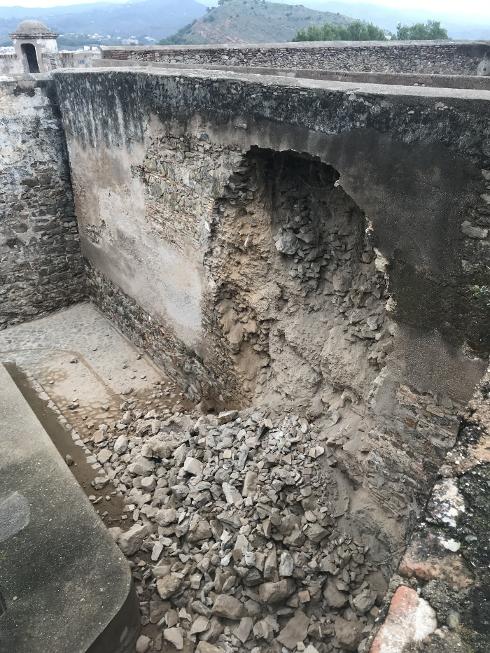Gibralfaro castle wall part collapses . surinenglish.com