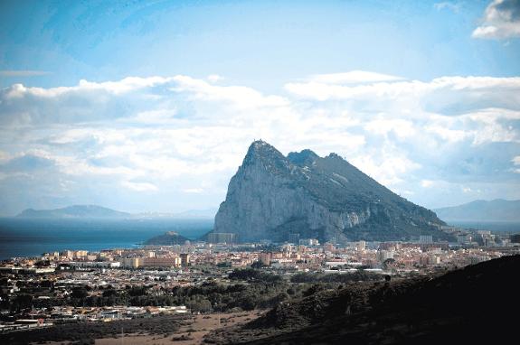 8 June 1969: Franco closes Gibraltar border . surinenglish.com