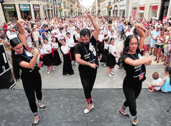 Flamenco flashmob fills Malaga's Calle Larios . surinenglish.com