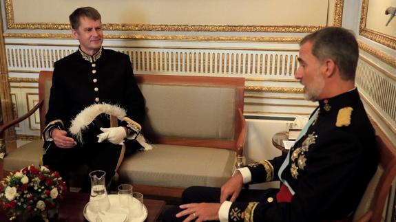 New UK ambassador officially meets the King . surinenglish.com