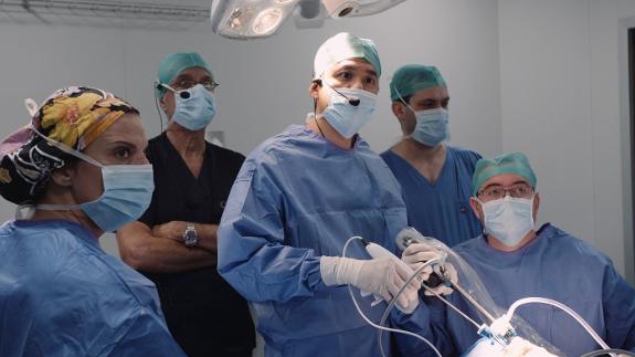 Doctors perform thyroid surgery using a new and less invasive technique ...